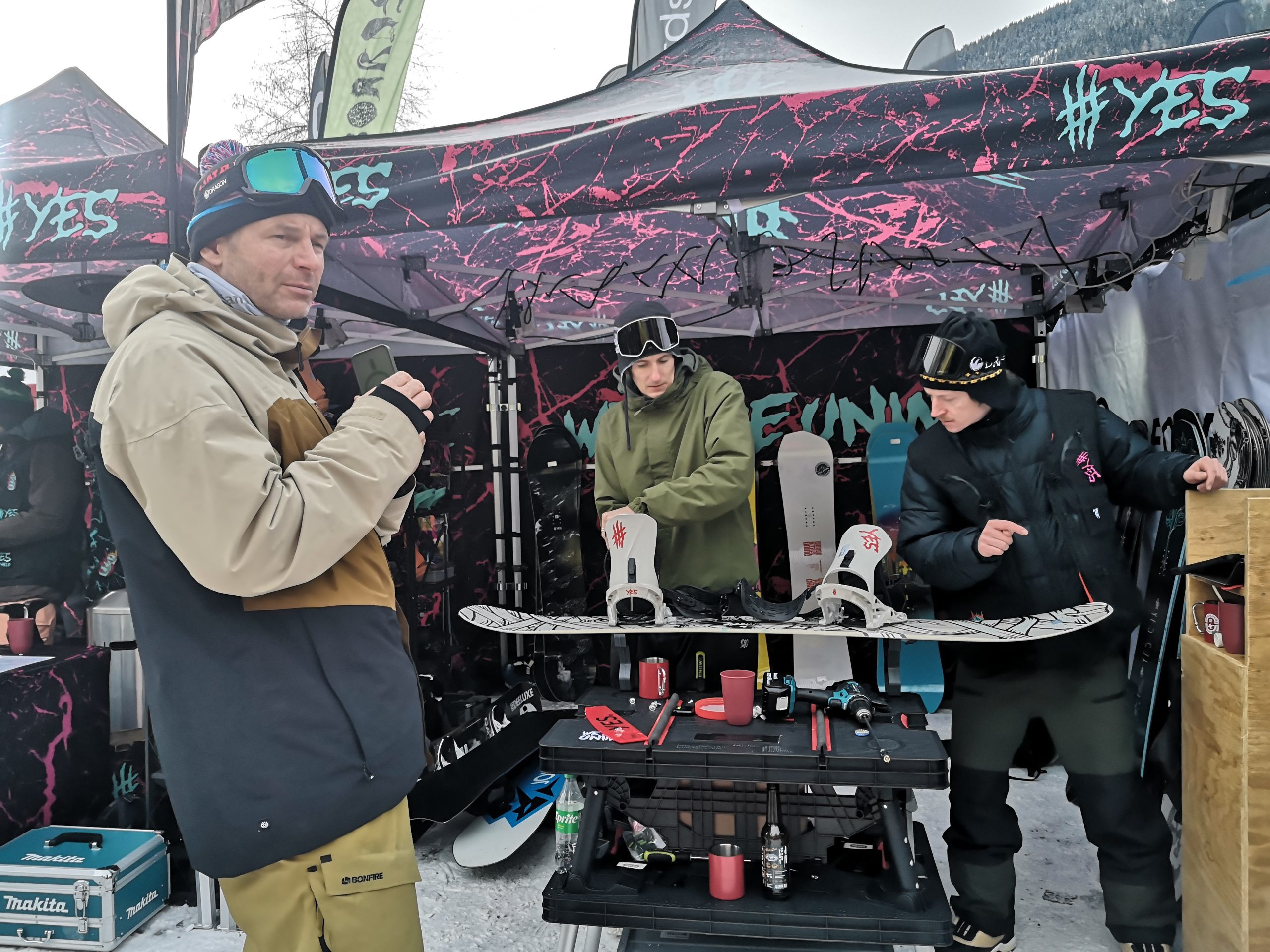 Yes booth - Boardsport SOURCE